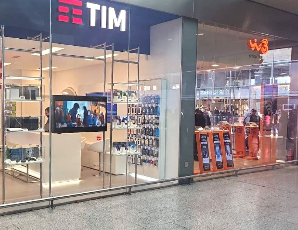 Best Prepaid SIM Card for Italy in 2026: TIM vs. Vodafone vs. Iliad